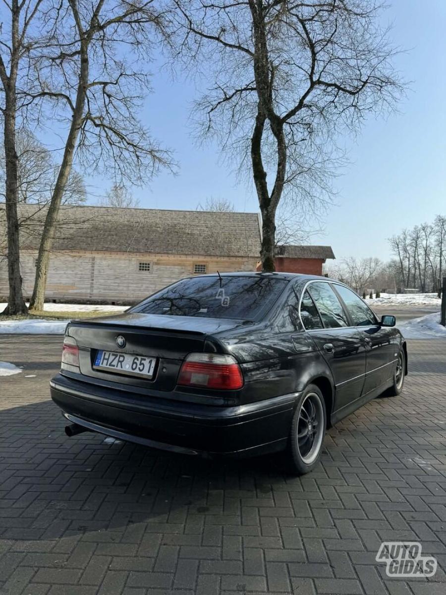 Black BMW 525 2002 in Vilnius, with an engine capacity of 2.50 L and mileage of 400 thousand km for 1650 €, photo 1 on AUTOMOTO.COM.LV