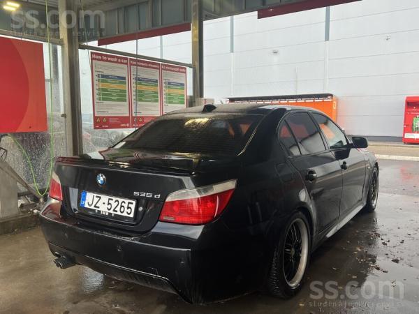 Black BMW 525 2003 in Riga, with an engine capacity of 2.50 L and mileage of 340 thousand km for 3300 €, photo 5 on AUTOMOTO.COM.LV