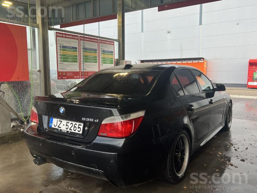 Black BMW 525 2003 in Riga, with an engine capacity of 2.50 L and mileage of 340 thousand km for 3300 €, photo 5 on AUTOMOTO.COM.LV