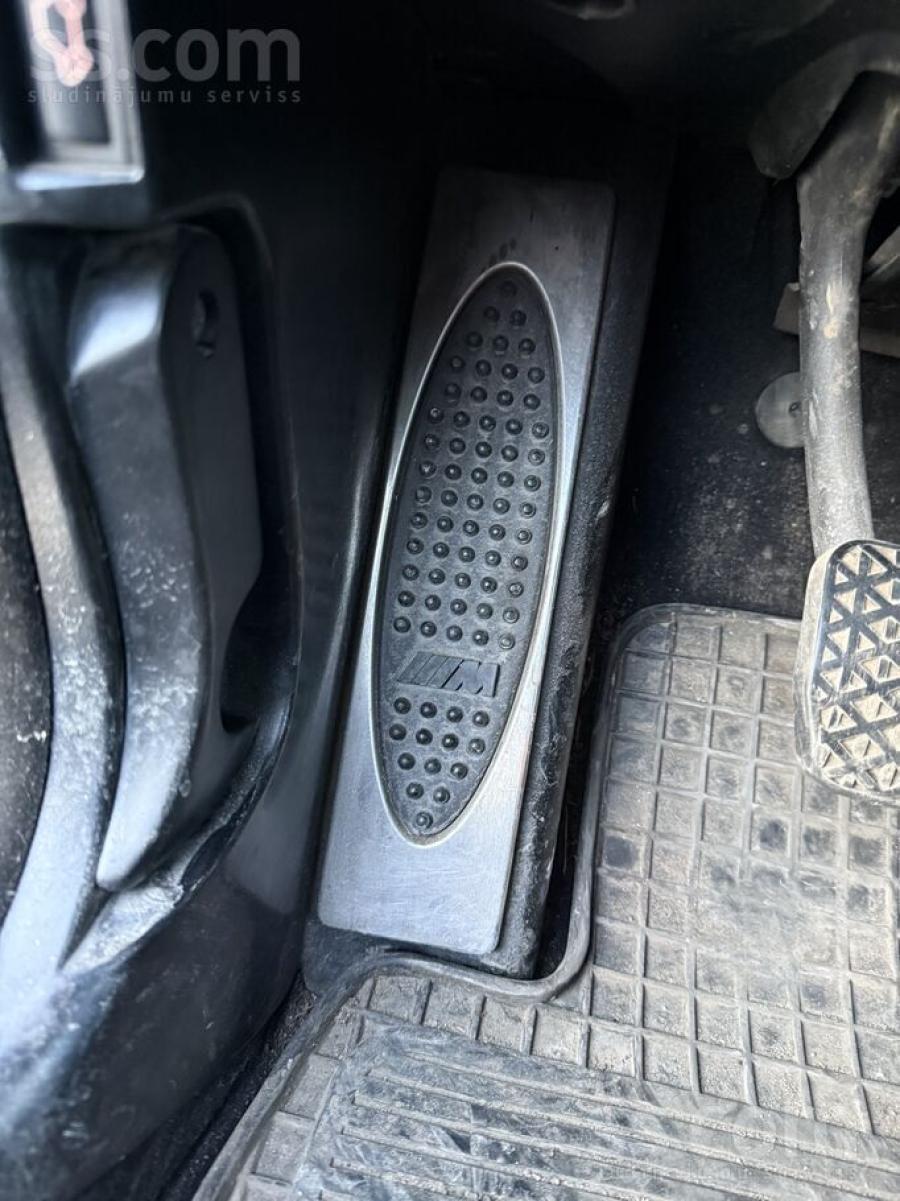 Melns BMW 525 2003 Tukums, ar dzinēja tilpumu 2.50 L un nobraukumu 374 tūkst. km par 4250 €, foto 27 vietnē AUTOMOTO.COM.LV