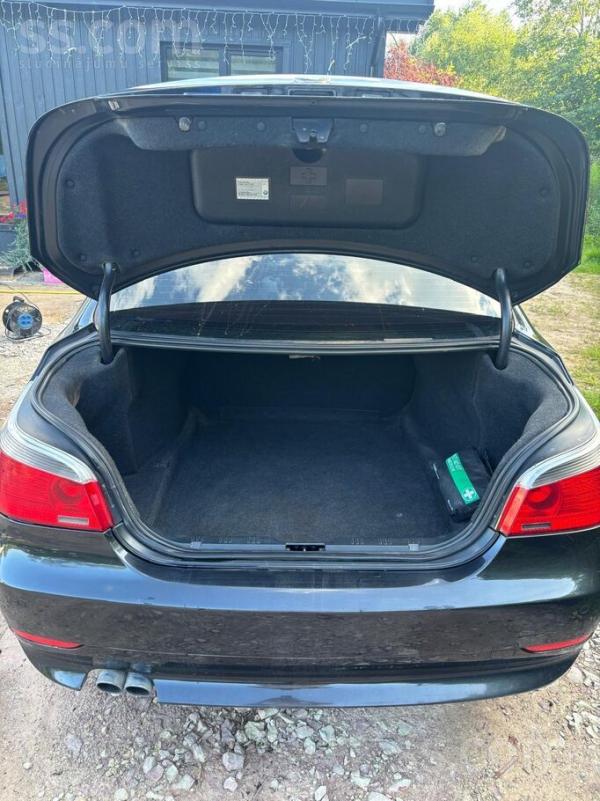 Black BMW 525 2003 in Jelgava, with an engine capacity of 2.50 L and mileage of 330 thousand km for 2100 €, photo 7 on AUTOMOTO.COM.LV