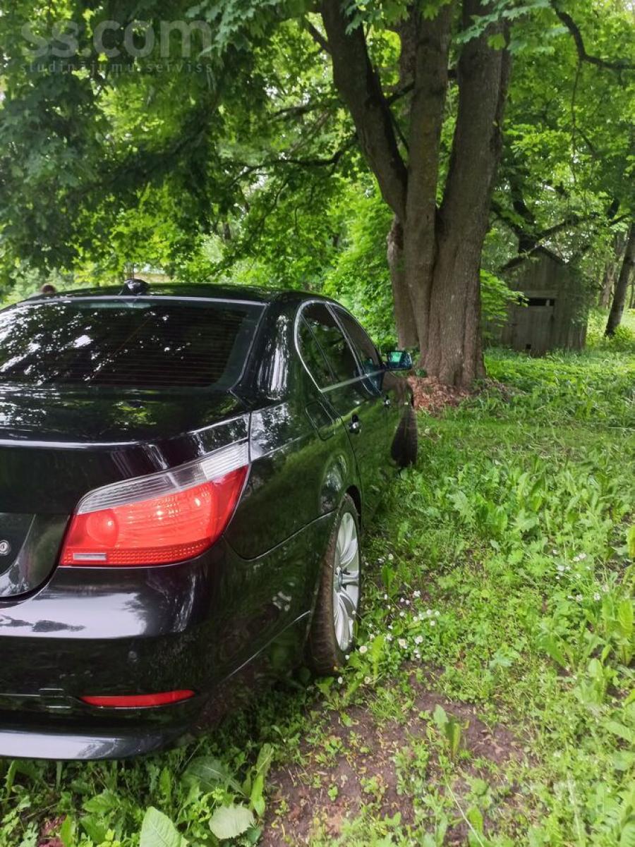 Black BMW 525 2004 in Saldus, with an engine capacity of 2.50 L and mileage of 435 thousand km for 9650 €, photo 3 on AUTOMOTO.COM.LV