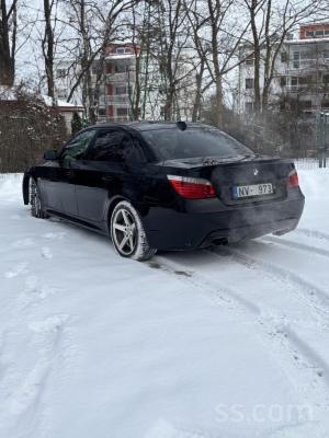 Black BMW 525 2004 in Riga, with an engine capacity of 2.50 L and mileage of 435 thousand km for 3300 €, photo 4 on AUTOMOTO.COM.LV