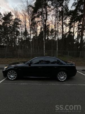 Black BMW 525 2004 in Riga, with an engine capacity of 2.50 L and mileage of 303 thousand km for 5100 €, photo 4 on AUTOMOTO.COM.LV