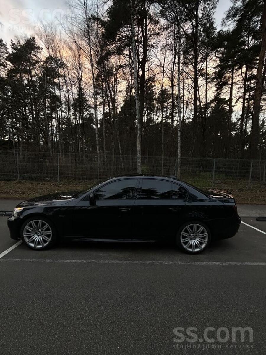 Black BMW 525 2004 in Riga, with an engine capacity of 2.50 L and mileage of 303 thousand km for 5100 €, photo 4 on AUTOMOTO.COM.LV