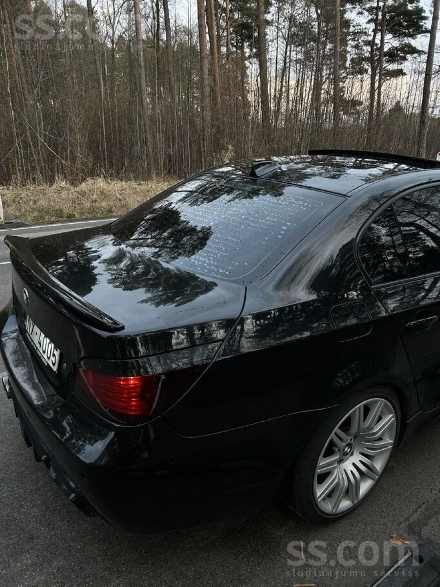 Black BMW 525 2004 in Riga, with an engine capacity of 2.50 L and mileage of 303 thousand km for 5100 €, photo 5 on AUTOMOTO.COM.LV