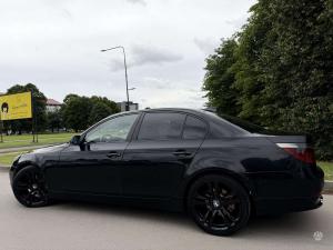 Black BMW 525 2004 in Kaunas, with an engine capacity of 2.49 L and mileage of 391 thousand km for 3300 €, photo 4 on AUTOMOTO.COM.LV