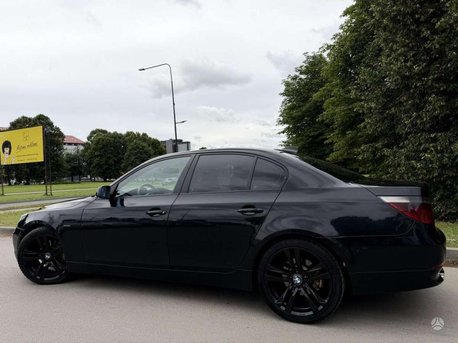 Black BMW 525 2004 in Kaunas, with an engine capacity of 2.49 L and mileage of 391 thousand km for 3300 €, photo 4 on AUTOMOTO.COM.LV