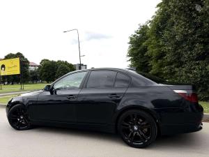 Black BMW 525 2004 in Kaunas, with an engine capacity of 2.49 L and mileage of 393 thousand km for 3500 €, photo 3 on AUTOMOTO.COM.LV