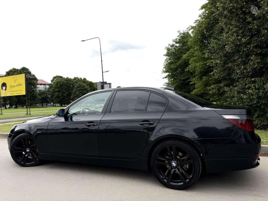 Black BMW 525 2004 in Kaunas, with an engine capacity of 2.49 L and mileage of 393 thousand km for 3500 €, photo 3 on AUTOMOTO.COM.LV