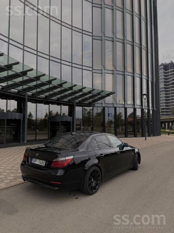 Black BMW 525 2004 in Riga, with an engine capacity of 2.50 L and mileage of 427 thousand km for 5000 €, photo 4 on AUTOMOTO.COM.LV