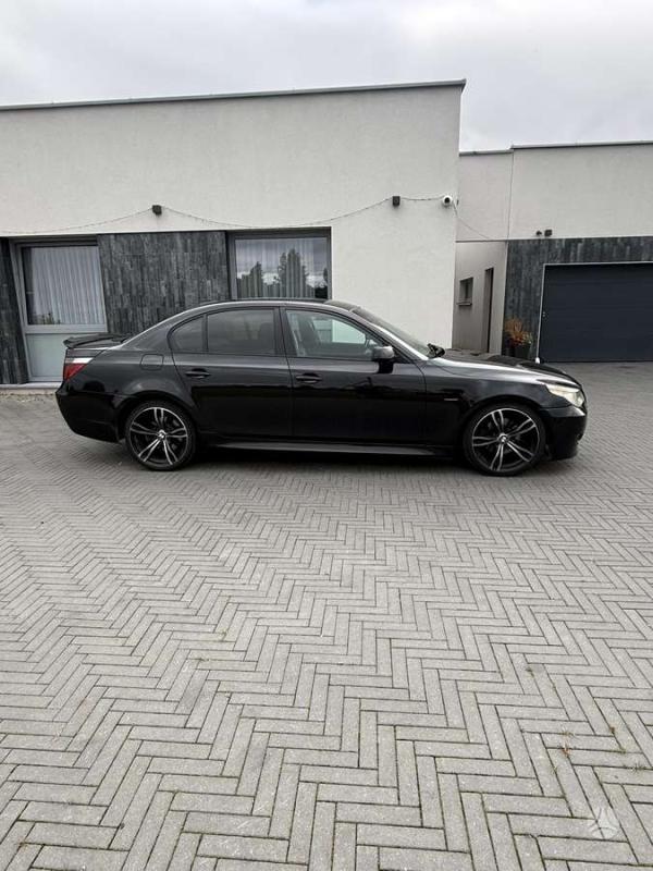 Melns BMW 525 2004 Alīta, ar dzinēja tilpumu 2.50 L un nobraukumu 430 tūkst. km par 4200 €, foto 3 vietnē AUTOMOTO.COM.LV