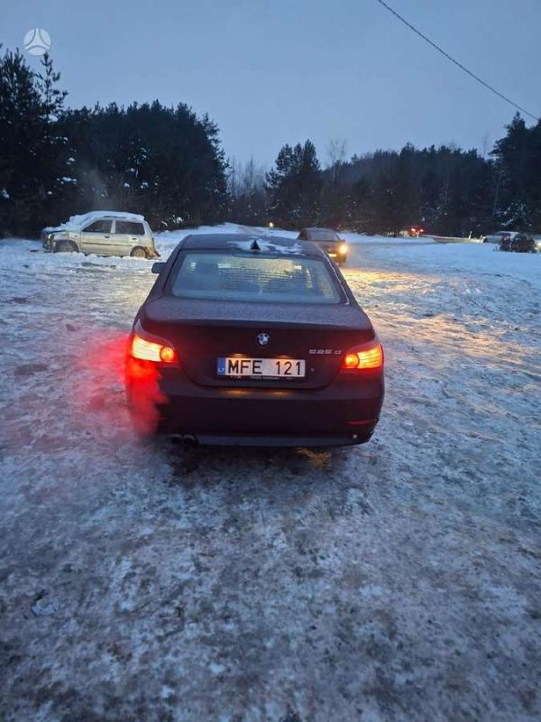 Melns BMW 525 2005 Viļņa, ar dzinēja tilpumu 2.50 L un nobraukumu 363 tūkst. km par 3000 €, foto 3 vietnē AUTOMOTO.COM.LV