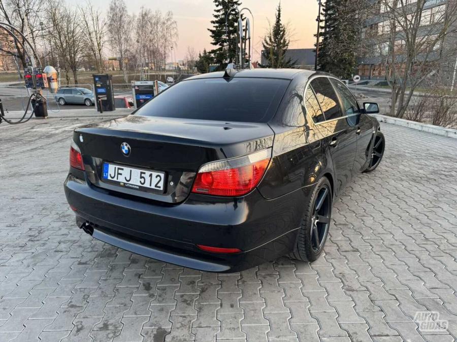 Melns BMW 525 2005 Kauņa, ar dzinēja tilpumu 2.50 L un nobraukumu 290 tūkst. km par 2750 €, foto 3 vietnē AUTOMOTO.COM.LV