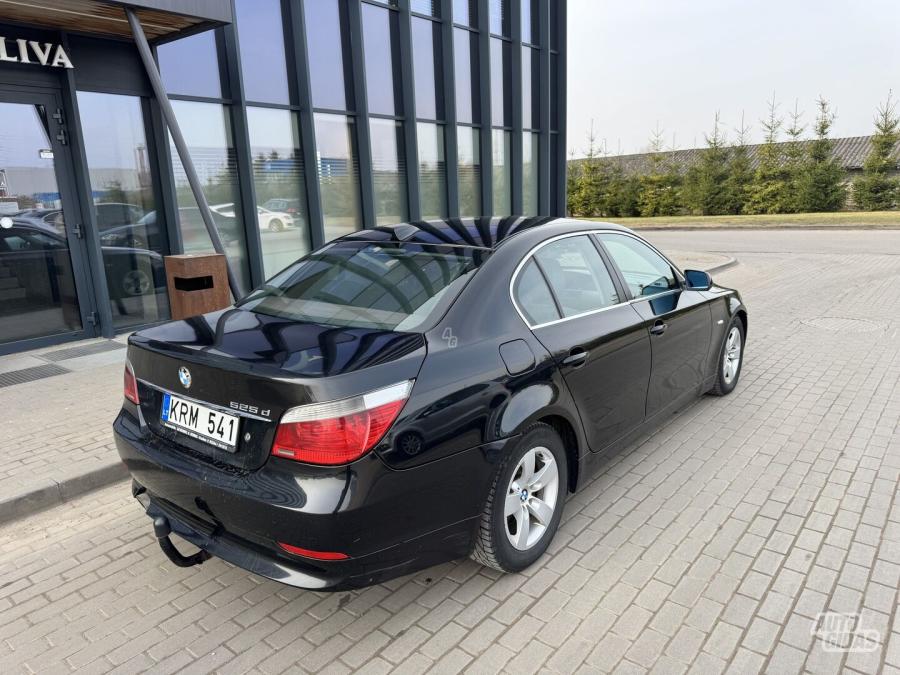 Melns BMW 525 2005 Kauņa, ar dzinēja tilpumu 2.50 L un nobraukumu 480 tūkst. km par 2300 €, foto 4 vietnē AUTOMOTO.COM.LV