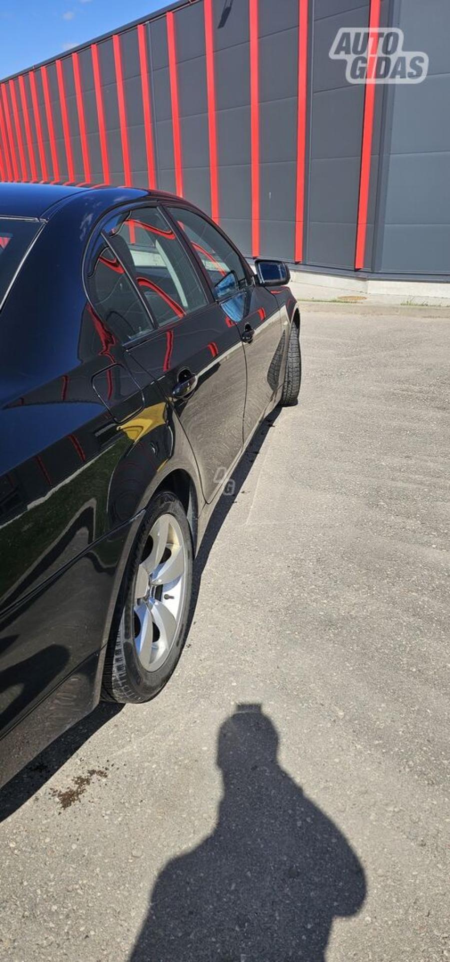 Black BMW 525 2005 in Vilnius, with an engine capacity of 2.50 L and mileage of 440 thousand km for 2800 €, photo 5 on AUTOMOTO.COM.LV
