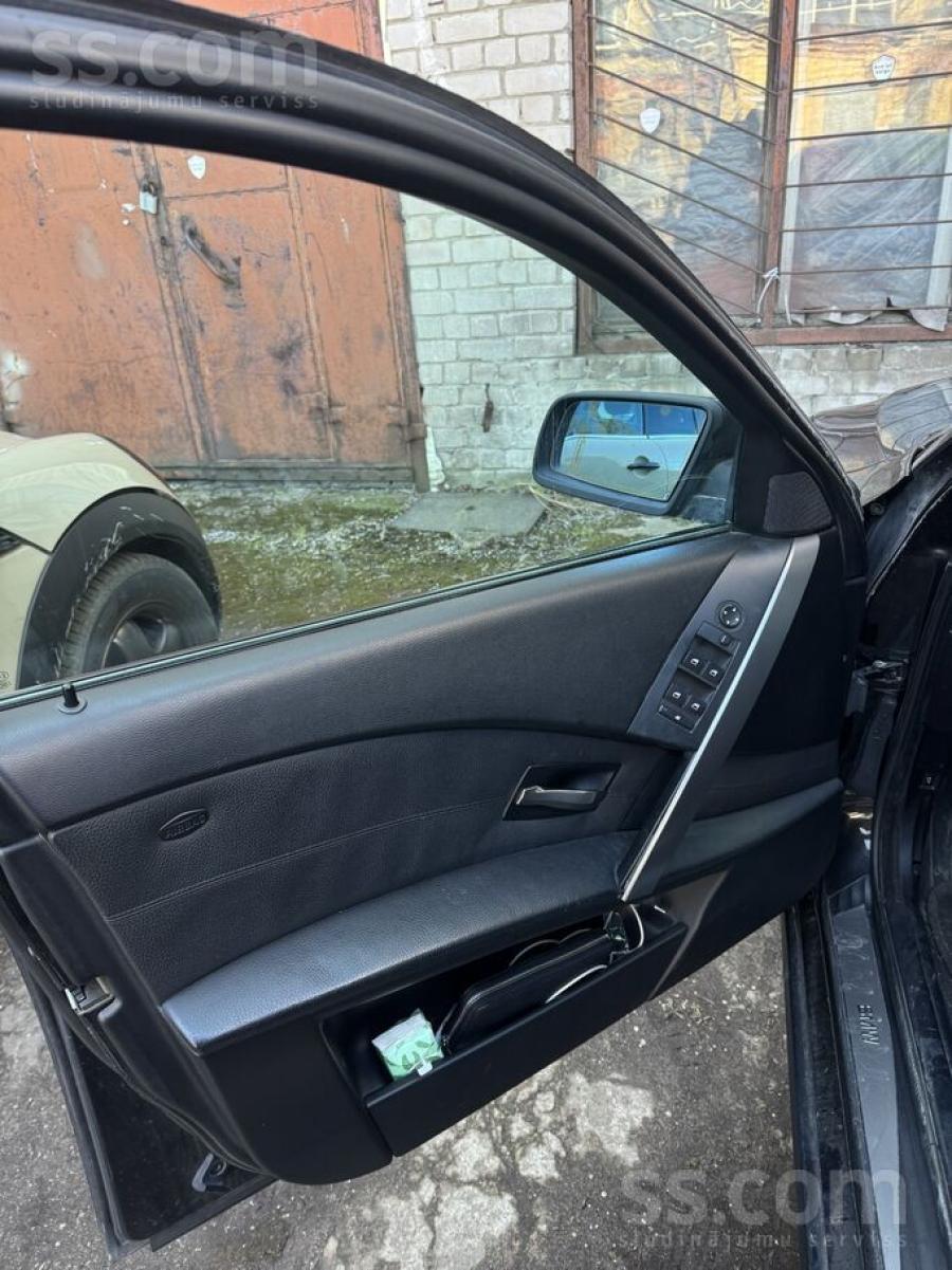 Melns BMW 525 2005 Rīga, ar dzinēja tilpumu 2.50 L un nobraukumu 367 tūkst. km par 3150 €, foto 13 vietnē AUTOMOTO.COM.LV