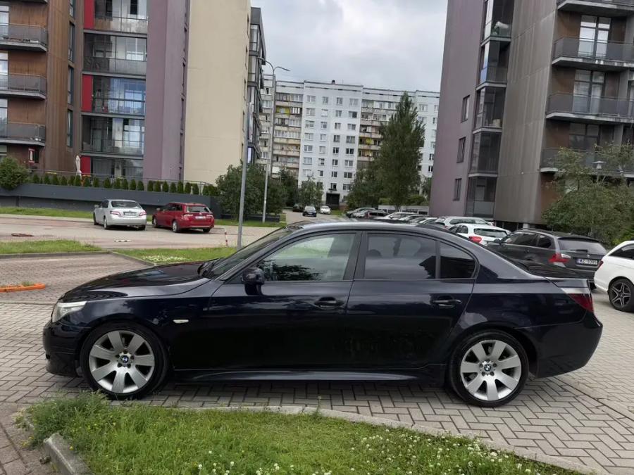 Black BMW 525 2005 in Riga, with an engine capacity of 2.50 L and mileage of 323 thousand km for 4990 €, photo 4 on AUTOMOTO.COM.LV