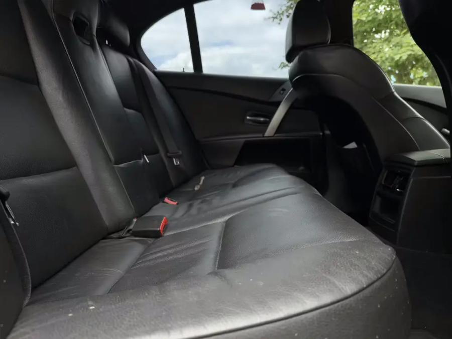 Black BMW 525 2005 in Riga, with an engine capacity of 2.50 L and mileage of 323 thousand km for 4990 €, photo 10 on AUTOMOTO.COM.LV