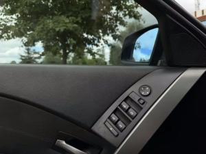 Black BMW 525 2005 in Riga, with an engine capacity of 2.50 L and mileage of 323 thousand km for 4990 €, photo 28 on AUTOMOTO.COM.LV