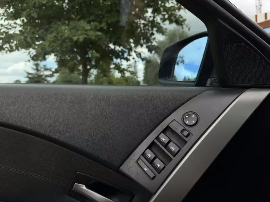 Black BMW 525 2005 in Riga, with an engine capacity of 2.50 L and mileage of 323 thousand km for 4990 €, photo 28 on AUTOMOTO.COM.LV