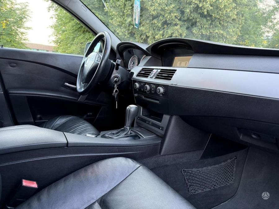 Melns BMW 525 2005 Kauņa, ar dzinēja tilpumu 2.50 L un nobraukumu 345 tūkst. km par 3450 €, foto 11 vietnē AUTOMOTO.COM.LV