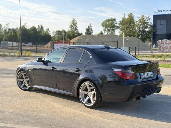 Melns BMW 525 2005 Viļņa, ar dzinēja tilpumu 2.50 L un nobraukumu 321 tūkst. km par 4399 €, foto 10 vietnē AUTOMOTO.COM.LV