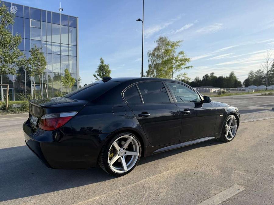 Melns BMW 525 2005 Viļņa, ar dzinēja tilpumu 2.50 L un nobraukumu 321 tūkst. km par 4399 €, foto 15 vietnē AUTOMOTO.COM.LV