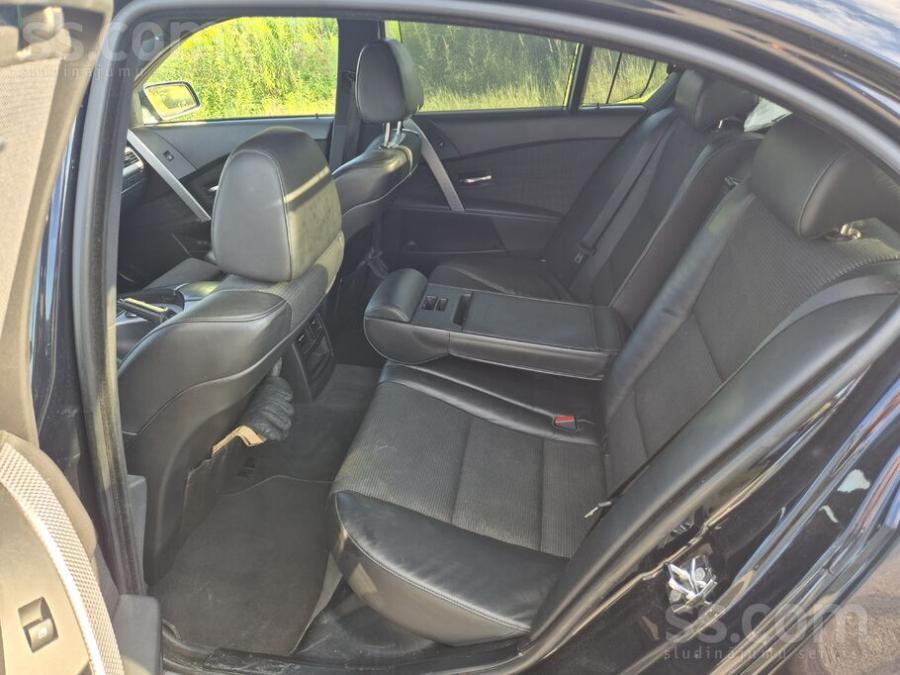 Black BMW 525 2006 in Riga, with an engine capacity of 2.50 L and mileage of 303 thousand km for 6500 €, photo 12 on AUTOMOTO.COM.LV