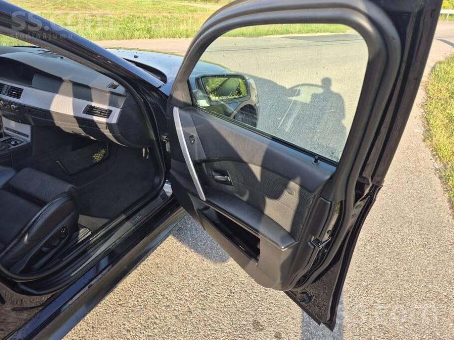 Black BMW 525 2006 in Riga, with an engine capacity of 2.50 L and mileage of 303 thousand km for 6500 €, photo 17 on AUTOMOTO.COM.LV