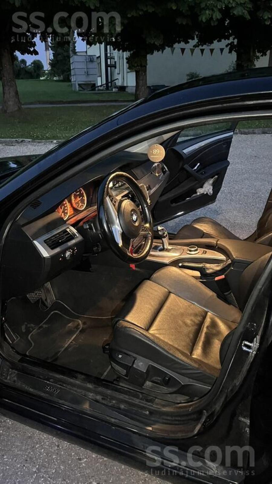 Black BMW 525 2007 in Ogre, with an engine capacity of 3.00 L and mileage of 451 thousand km for 4500 €, photo 13 on AUTOMOTO.COM.LV