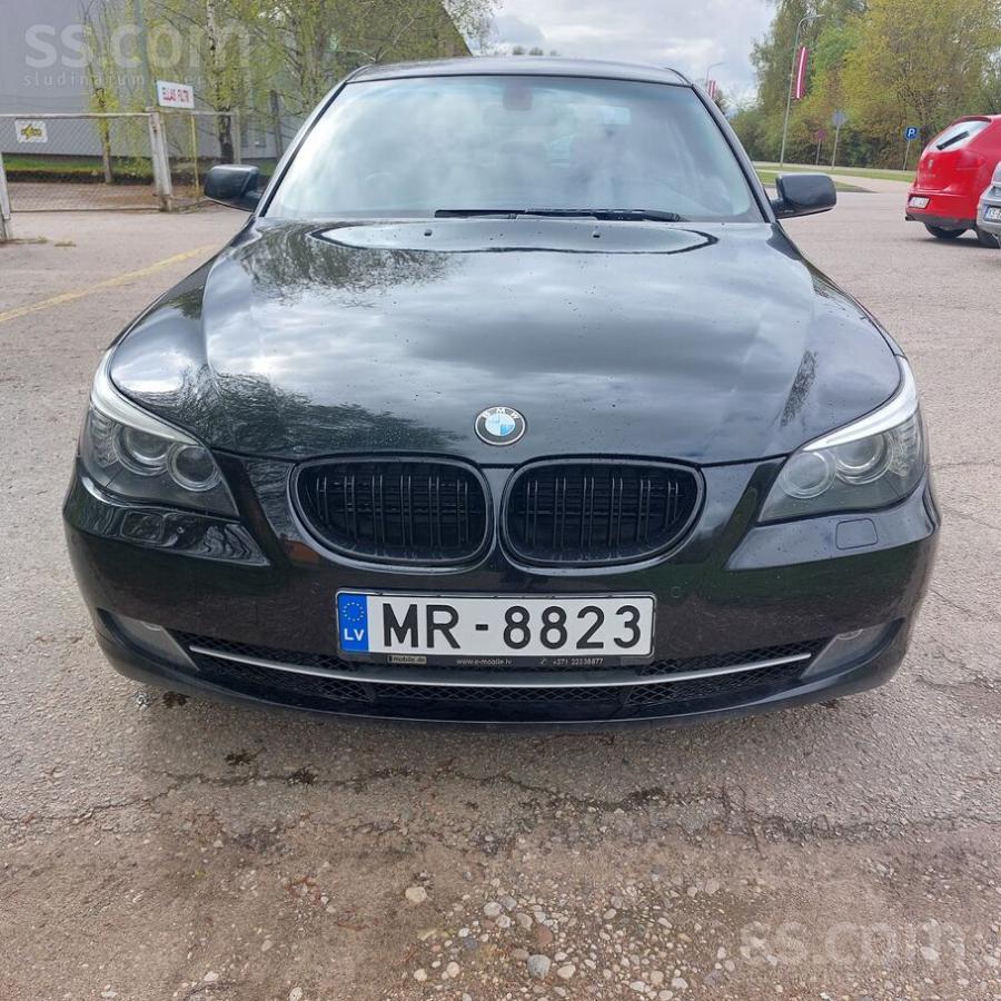 Black BMW 525 2008 in Riga, with an engine capacity of 3.00 L and mileage of 398 thousand km for 3800 €, photo 2 on AUTOMOTO.COM.LV