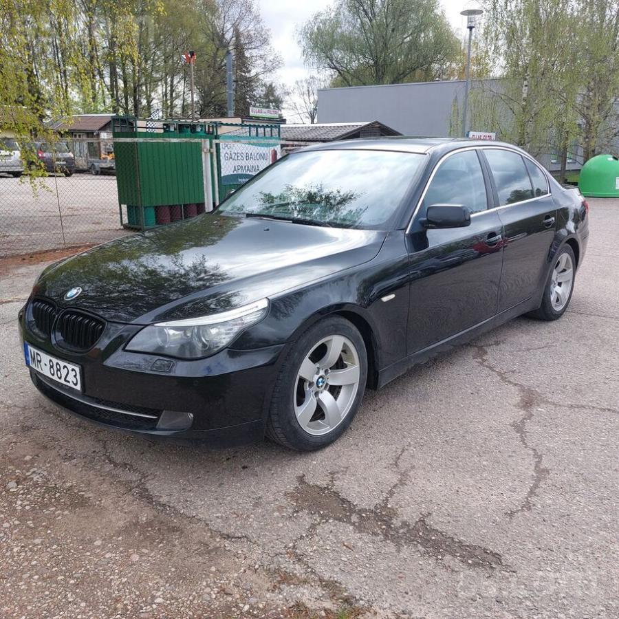 Black BMW 525 2008 in Riga, with an engine capacity of 3.00 L and mileage of 398 thousand km for 3800 €, photo 3 on AUTOMOTO.COM.LV