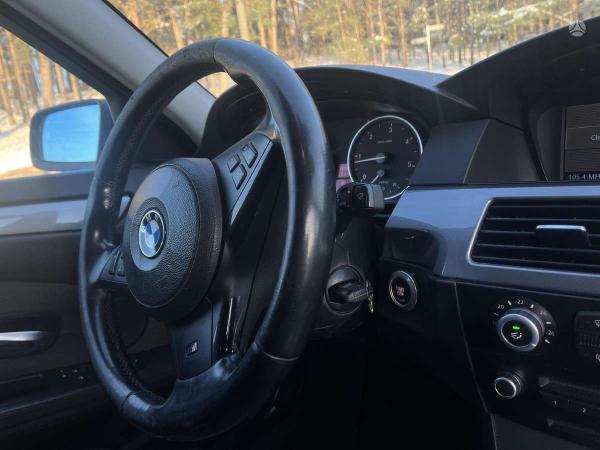 Melns BMW 525 2008 Kauņa, ar dzinēja tilpumu 2.99 L un nobraukumu 295 tūkst. km par 4200 €, foto 10 vietnē AUTOMOTO.COM.LV