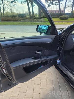 Black BMW 525 2008 in Ventspils, with an engine capacity of 3.00 L and mileage of 218 thousand km for 6150 €, photo 13 on AUTOMOTO.COM.LV