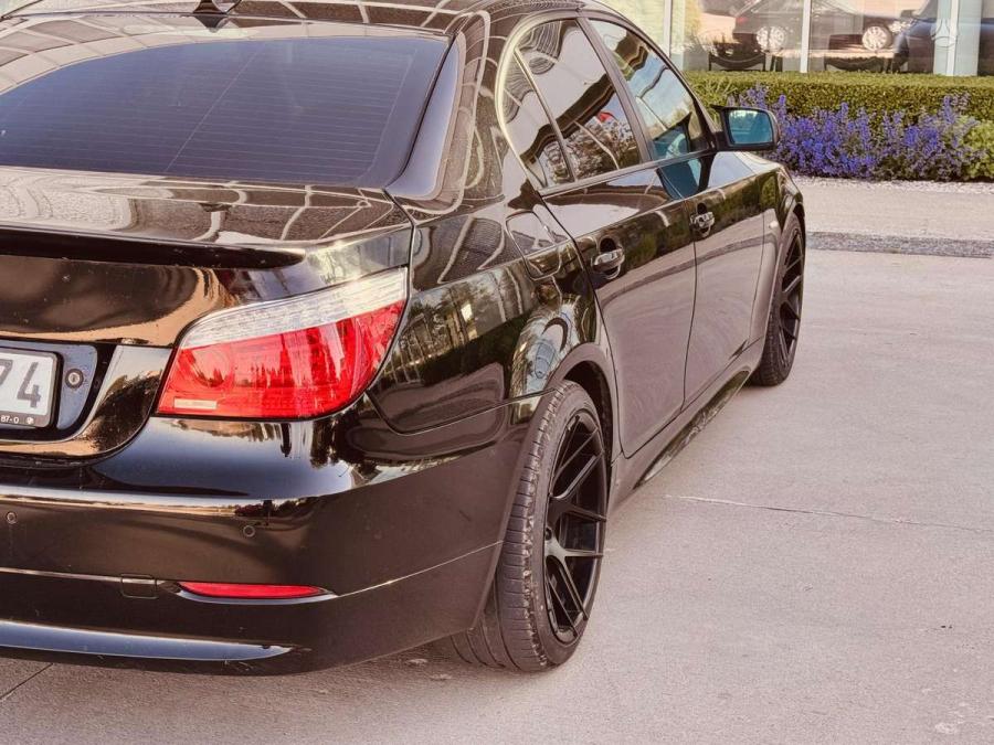 Black BMW 525 2008 in Vilnius, with an engine capacity of 2.99 L and mileage of 500 thousand km for 4200 €, photo 13 on AUTOMOTO.COM.LV