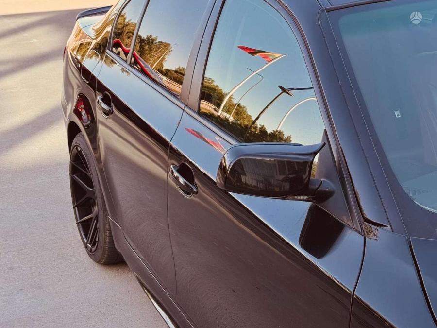 Black BMW 525 2008 in Vilnius, with an engine capacity of 2.99 L and mileage of 500 thousand km for 4200 €, photo 14 on AUTOMOTO.COM.LV