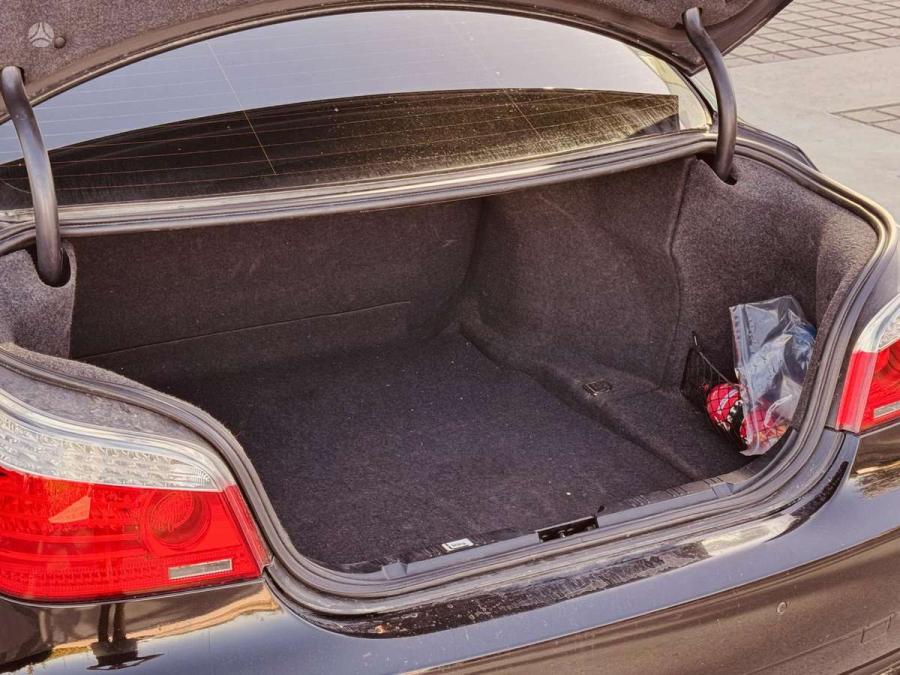 Black BMW 525 2008 in Vilnius, with an engine capacity of 2.99 L and mileage of 500 thousand km for 4200 €, photo 17 on AUTOMOTO.COM.LV