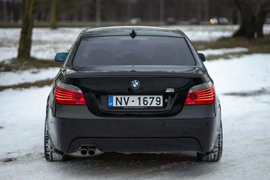Melns BMW 525 2008 Liepāja, ar dzinēja tilpumu 3.00 L un nobraukumu 385 tūkst. km par 6500 €, foto 4 vietnē AUTOMOTO.COM.LV