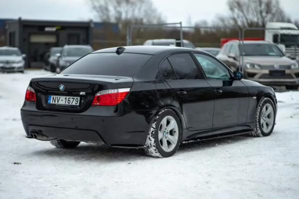 Melns BMW 525 2008 Liepāja, ar dzinēja tilpumu 3.00 L un nobraukumu 385 tūkst. km par 6500 €, foto 4 vietnē AUTOMOTO.COM.LV