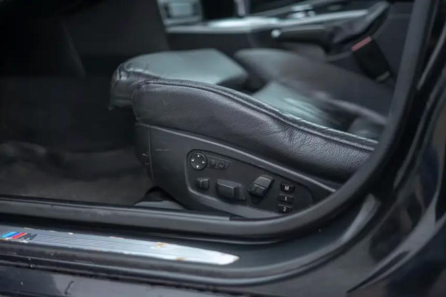 Melns BMW 525 2008 Liepāja, ar dzinēja tilpumu 3.00 L un nobraukumu 385 tūkst. km par 6500 €, foto 23 vietnē AUTOMOTO.COM.LV