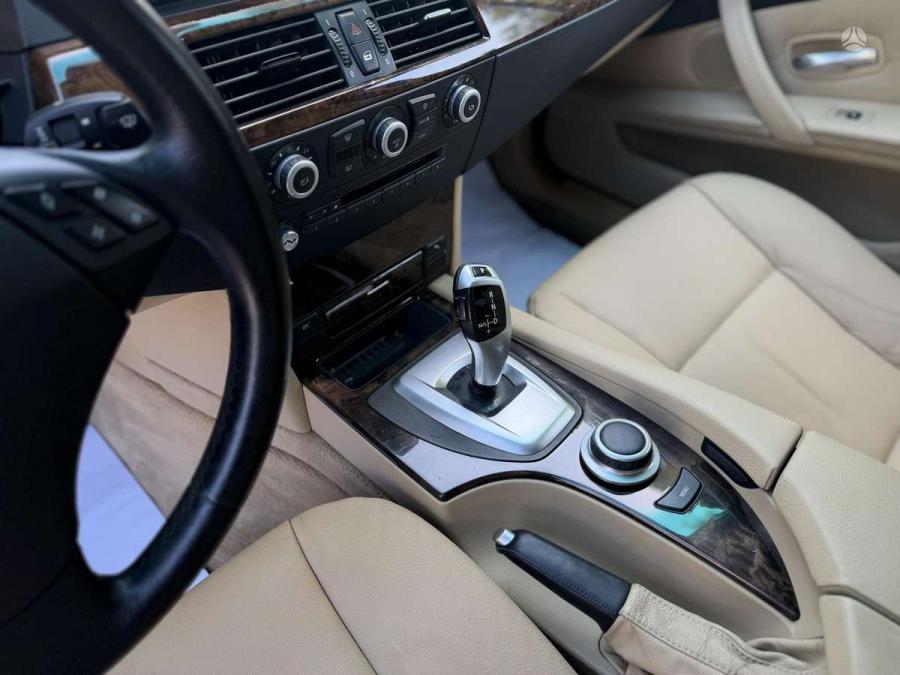 Black BMW 525 2008 in Vilnius, with an engine capacity of 2.99 L and mileage of 292 thousand km for 3999 €, photo 15 on AUTOMOTO.COM.LV