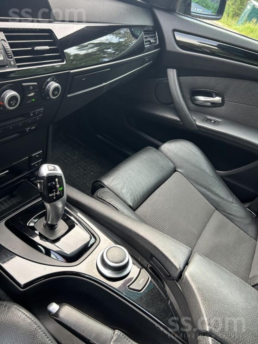 Black BMW 525 2008 in Riga, with an engine capacity of 3.00 L and mileage of 312 thousand km for 8000 €, photo 4 on AUTOMOTO.COM.LV
