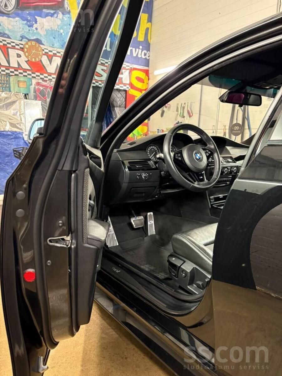 Black BMW 525 2008 in Riga, with an engine capacity of 3.00 L and mileage of 312 thousand km for 8000 €, photo 9 on AUTOMOTO.COM.LV