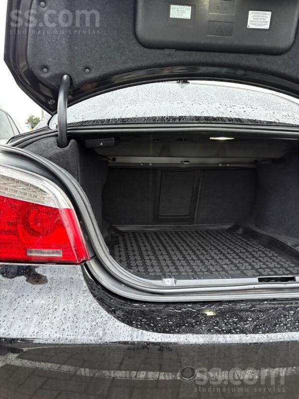 Black BMW 525 2008 in Riga, with an engine capacity of 3.00 L and mileage of 312 thousand km for 7499 €, photo 10 on AUTOMOTO.COM.LV