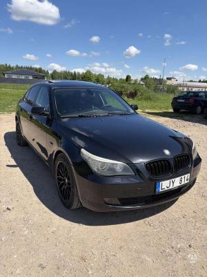 Melns BMW 525 2008 Viļņa, ar dzinēja tilpumu 2.99 L un nobraukumu 0 tūkst. km par 4800 €, foto  vietnē AUTOMOTO.COM.LV