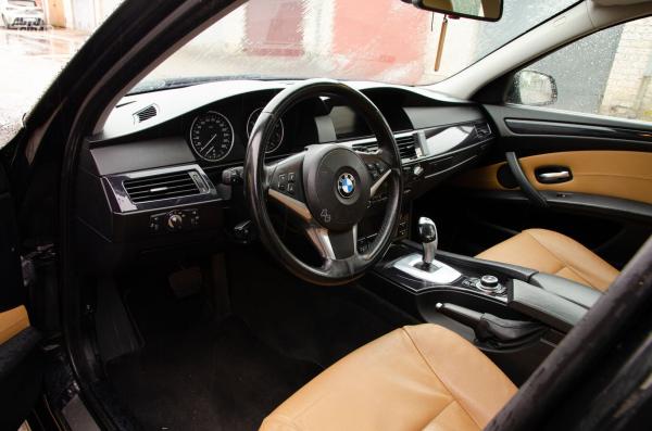 Black BMW 525 2009 in Kaunas, with an engine capacity of 3.00 L and mileage of 309 thousand km for 5000 €, photo 9 on AUTOMOTO.COM.LV