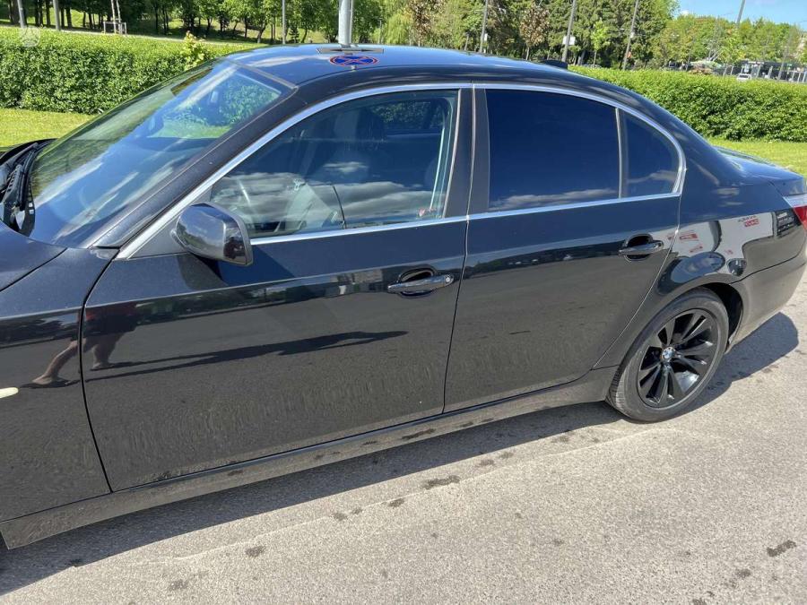 Black BMW 525 2009 in Kaunas, with an engine capacity of 2.99 L and mileage of 345 thousand km for 5100 €, photo 6 on AUTOMOTO.COM.LV