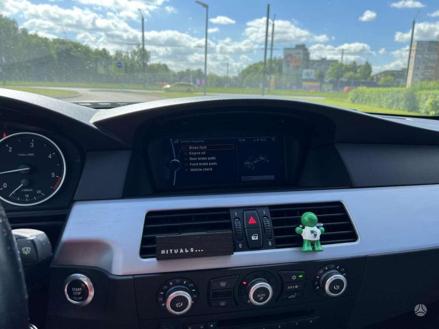 Black BMW 525 2009 in Kaunas, with an engine capacity of 2.99 L and mileage of 345 thousand km for 5100 €, photo 24 on AUTOMOTO.COM.LV