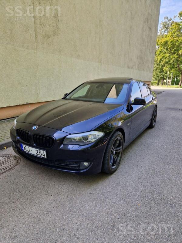 Black BMW 525 2010 in Ogre, with an engine capacity of 3.00 L and mileage of 353 thousand km for 8200 €, photo 3 on AUTOMOTO.COM.LV
